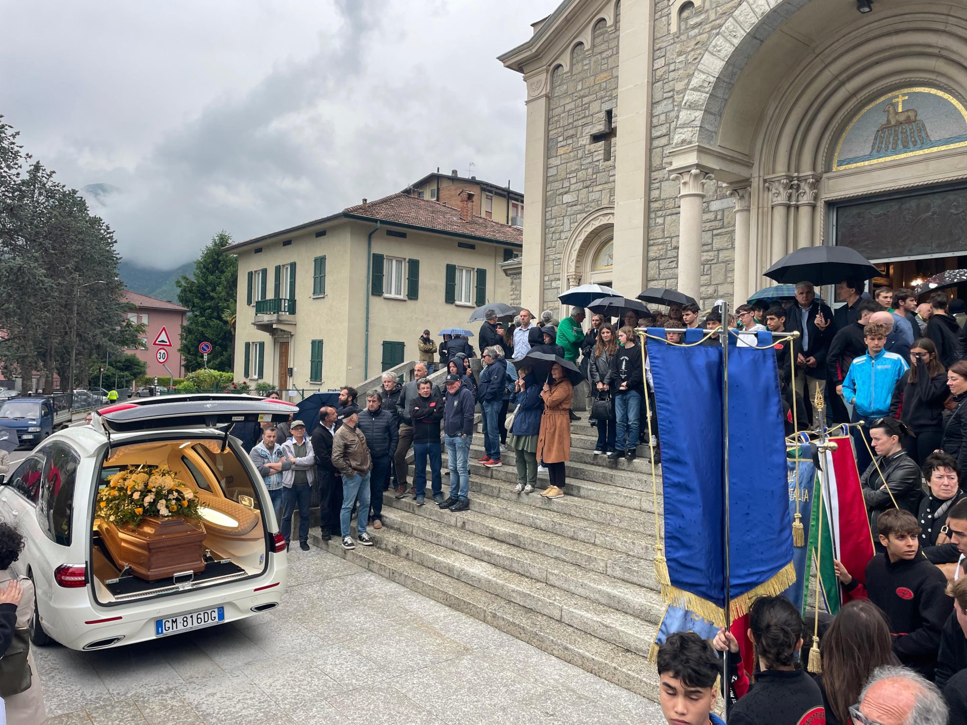 Chiesa del Sacro Cuore gremita a Mandello per l'ultimo saluto a Giuseppe Moioli - Federazione ...